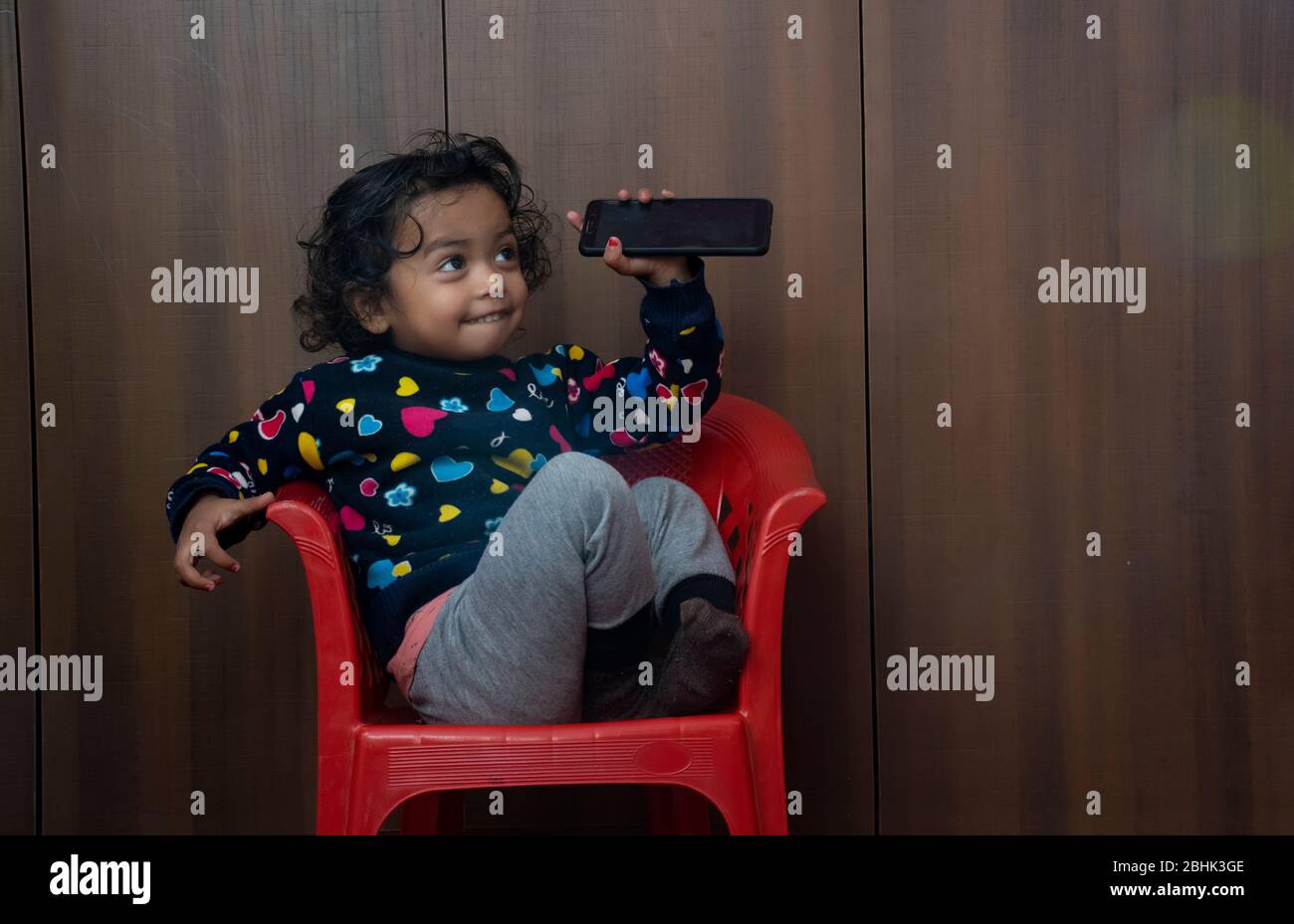 child using a mobile phone Stock Photo - Alamy
