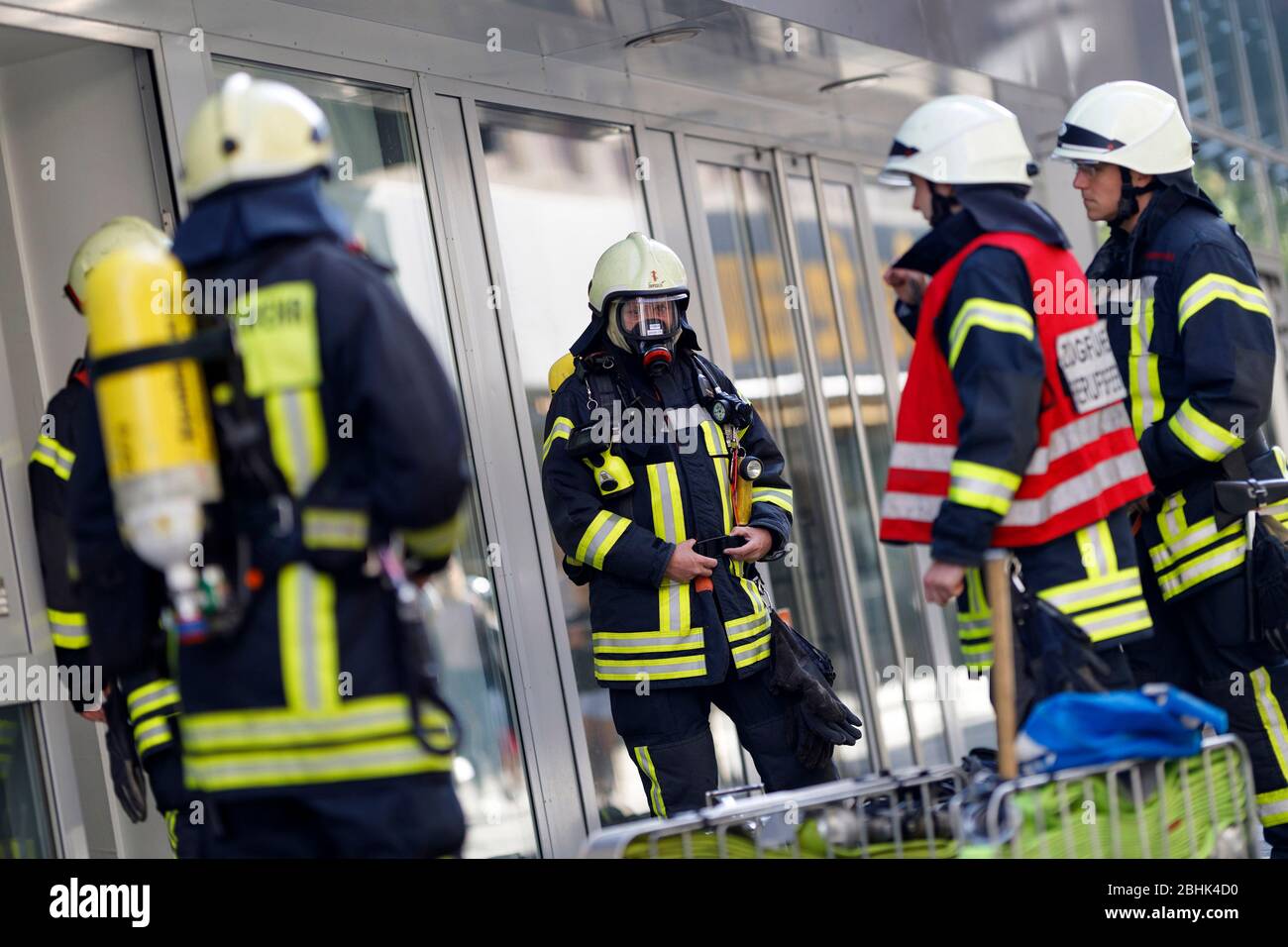 Cologne, Deutschland. 25th Apr, 2020. Emergency services of the Cologne ...