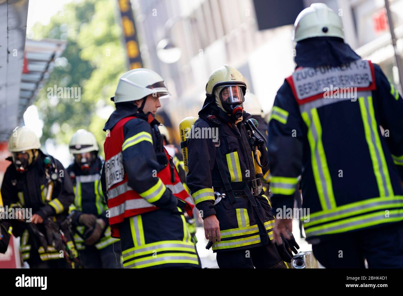 Cologne, Deutschland. 25th Apr, 2020. Emergency services of the Cologne ...