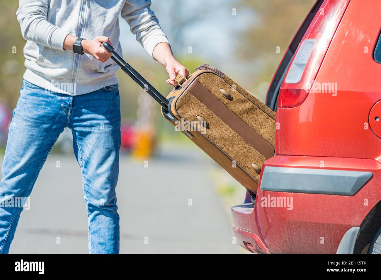 Pulls luggage hi-res stock photography and images - Alamy