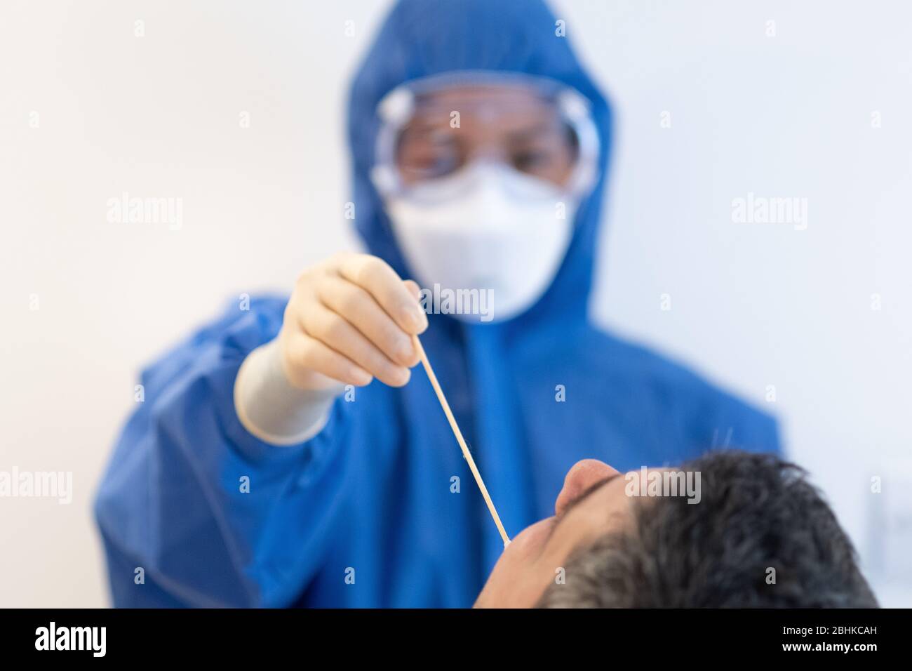 Patient respirator doctor hi-res stock photography and images - Alamy