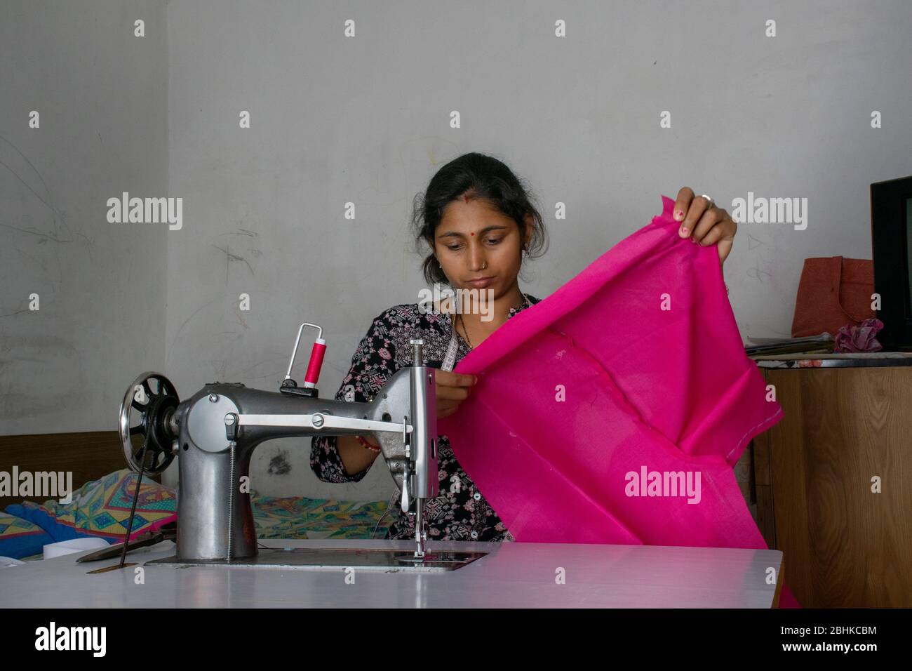 Lady with sewing machine india hi-res stock photography and images - Alamy