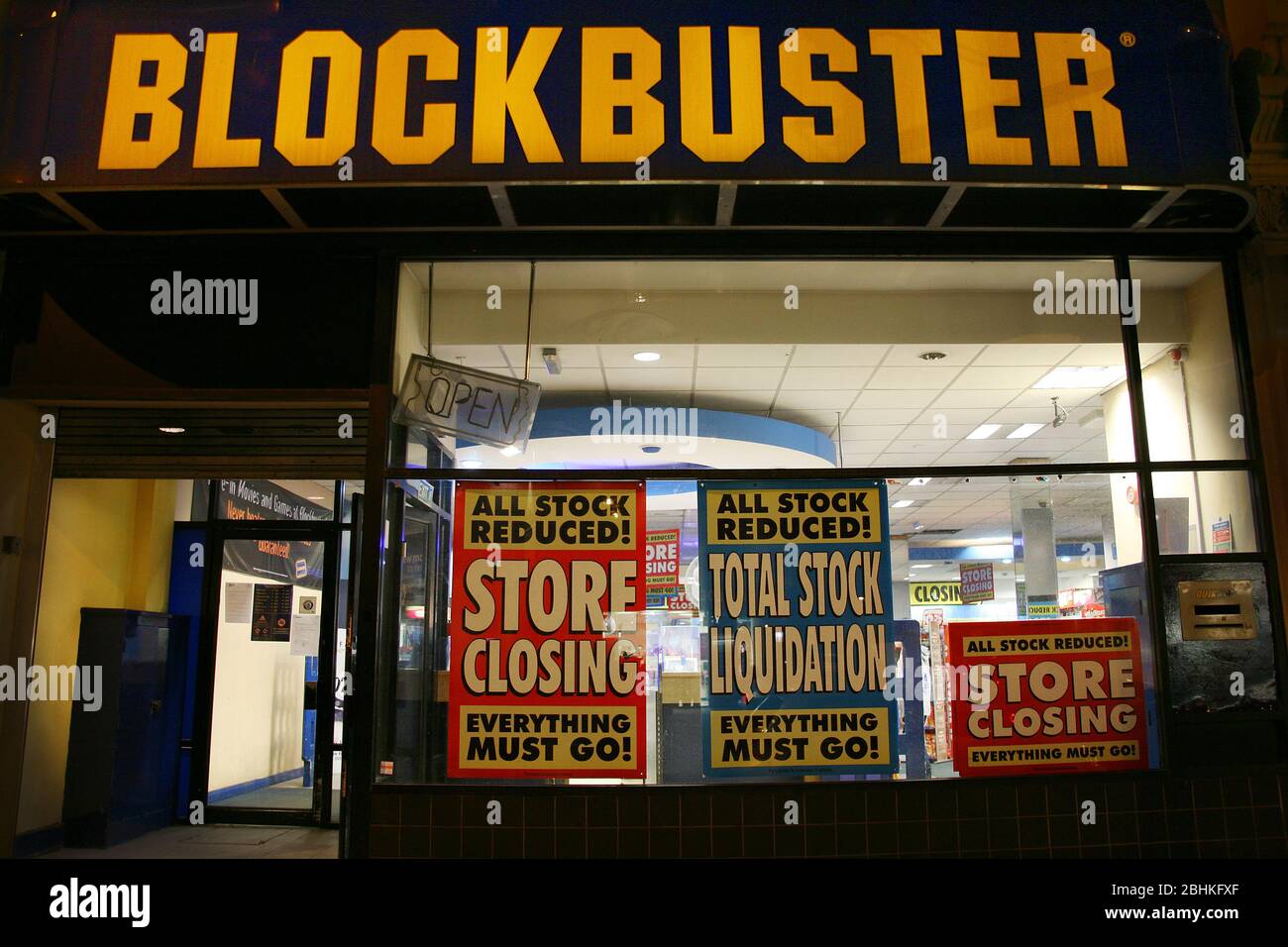 Blockbuster Exterior Closing down Stock Photo - Alamy
