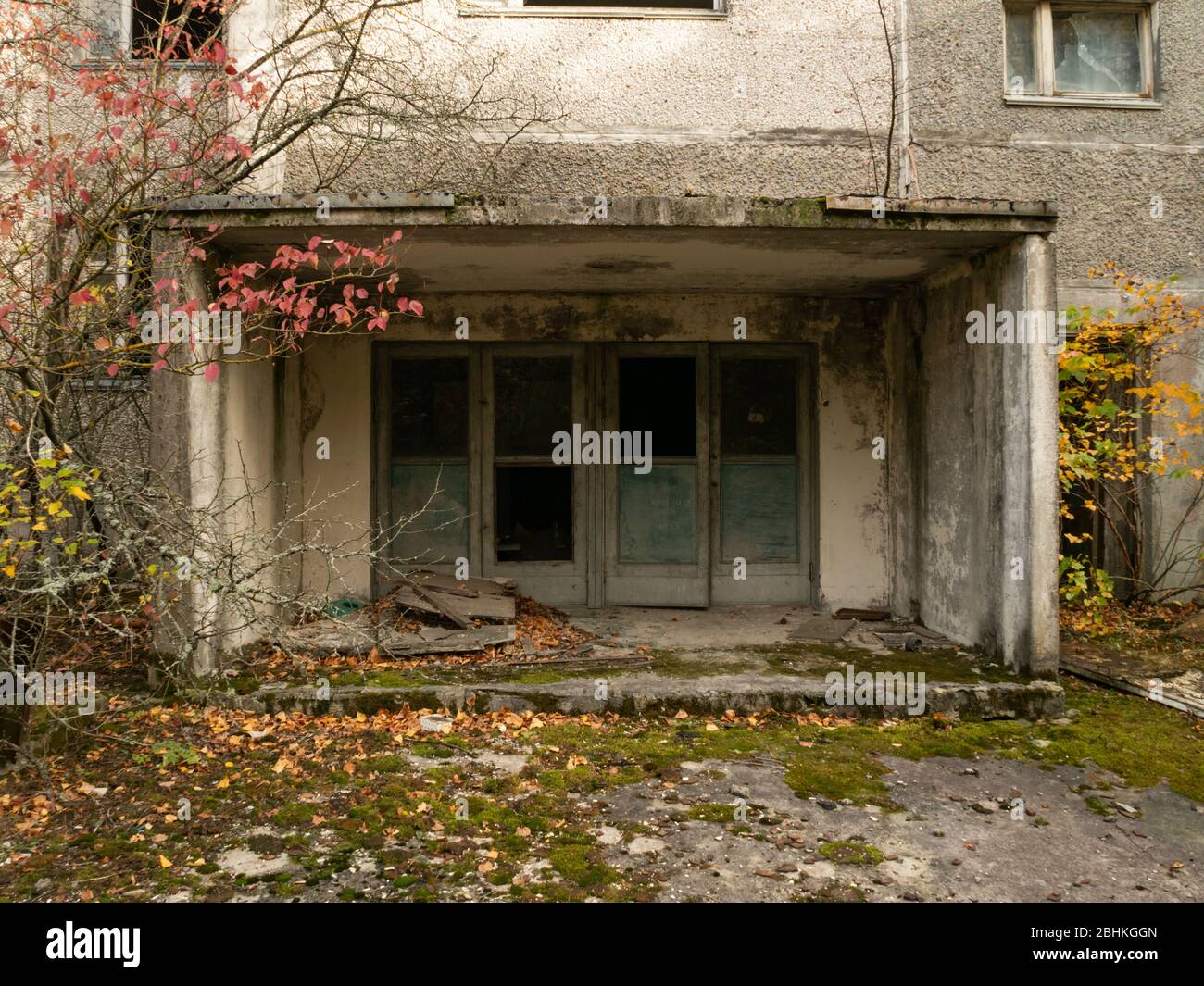 Old overgrown residential building hi-res stock photography and images ...