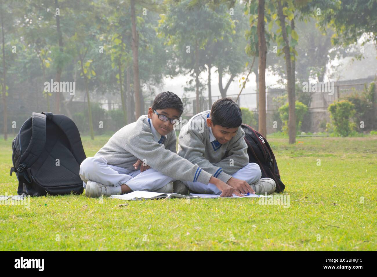 student studying outdoor Stock Photo - Alamy