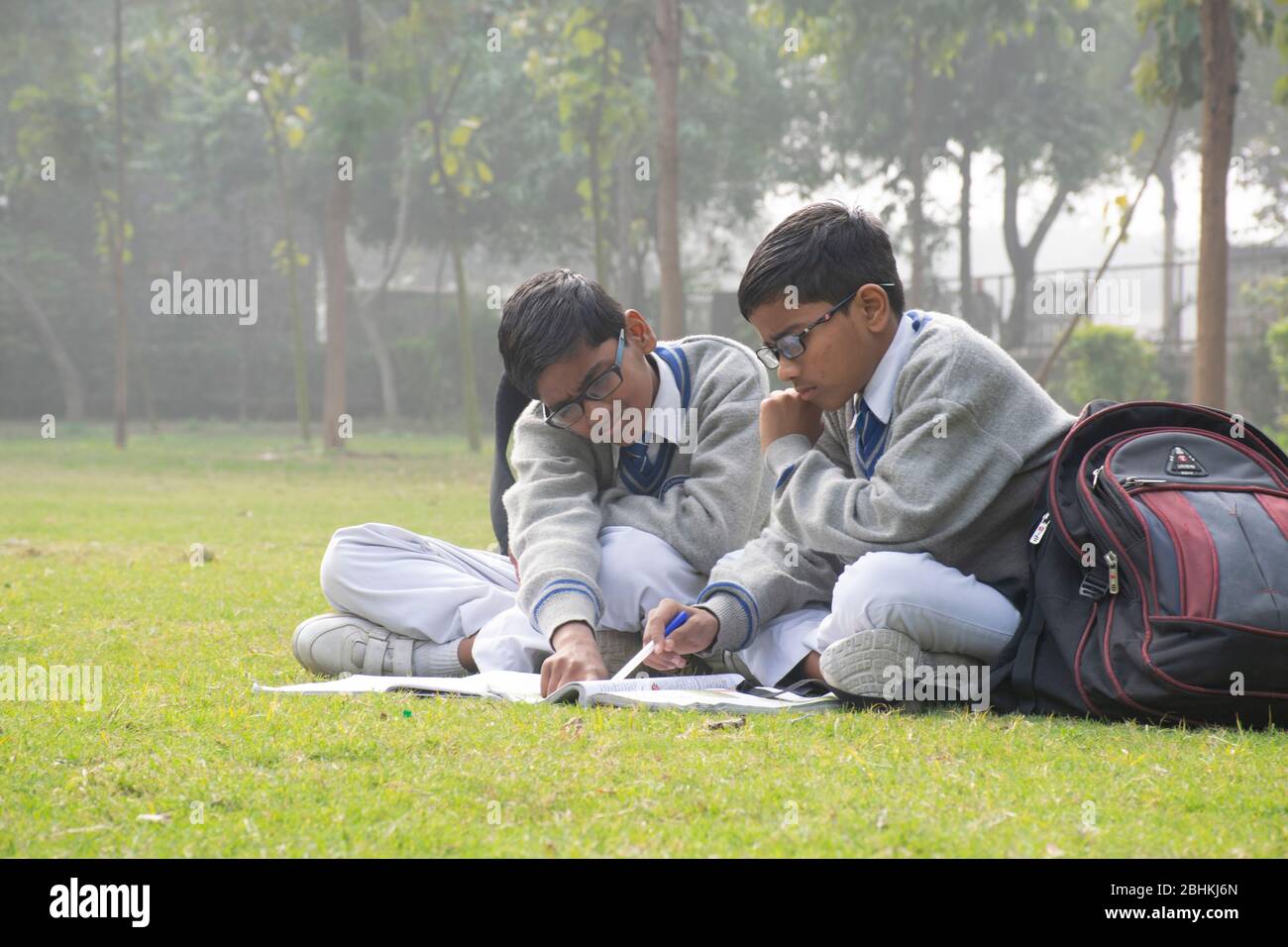 student studying outdoor Stock Photo - Alamy