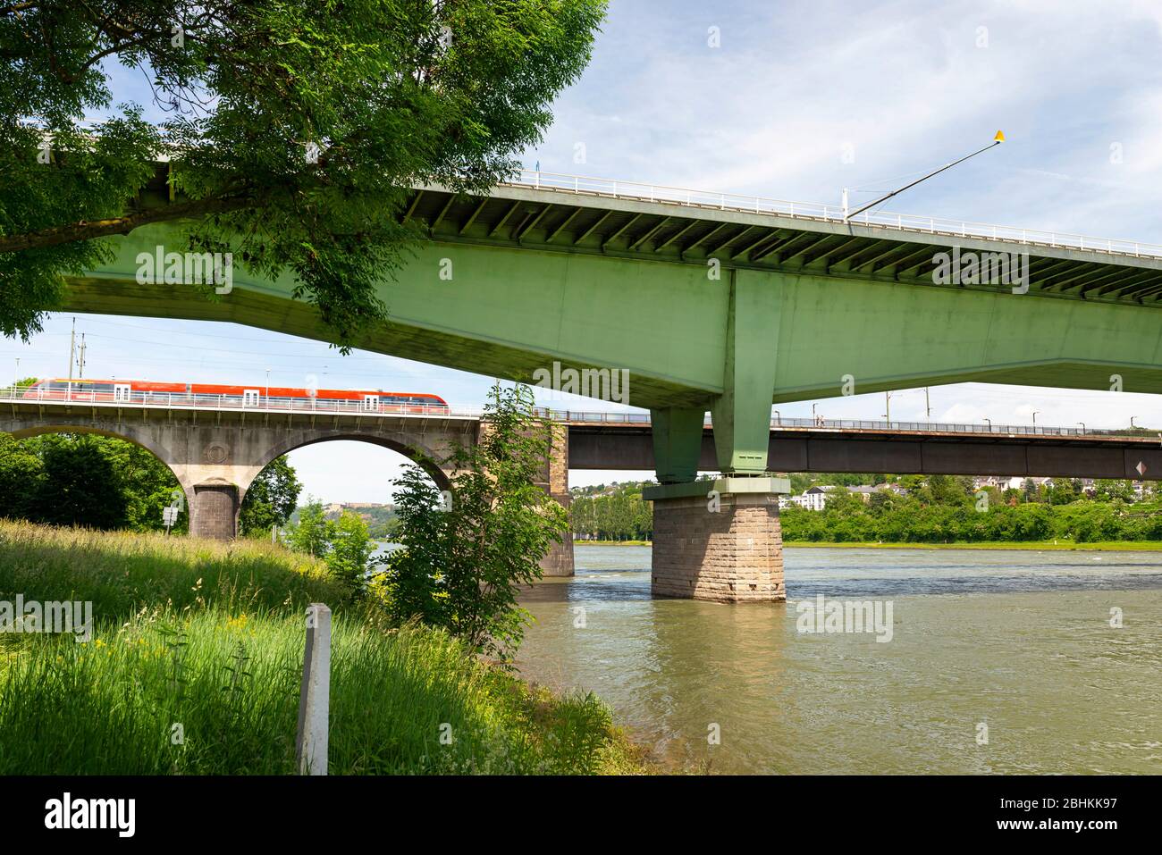 Train crossing bridge over highway hi-res stock photography and images ...