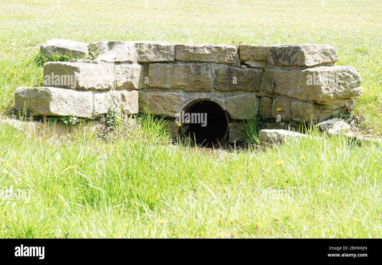 Stonewall drain hi-res stock photography and images - Alamy