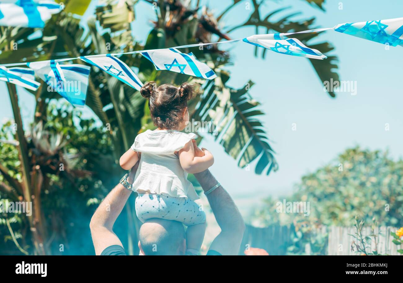 Father carrying daughter shoulders by sea hi-res stock photography and images - Alamy