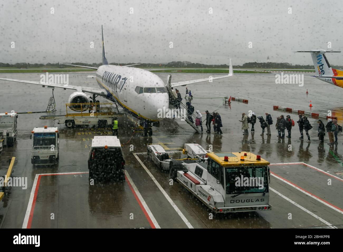 Ryanair aircraft on tarmac hi-res stock photography and images - Alamy
