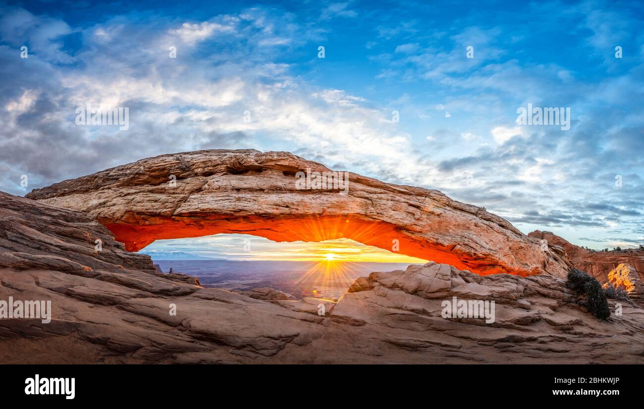 The famous Mesa Arch in Canyonlands National Park in Utah Stock Photo ...