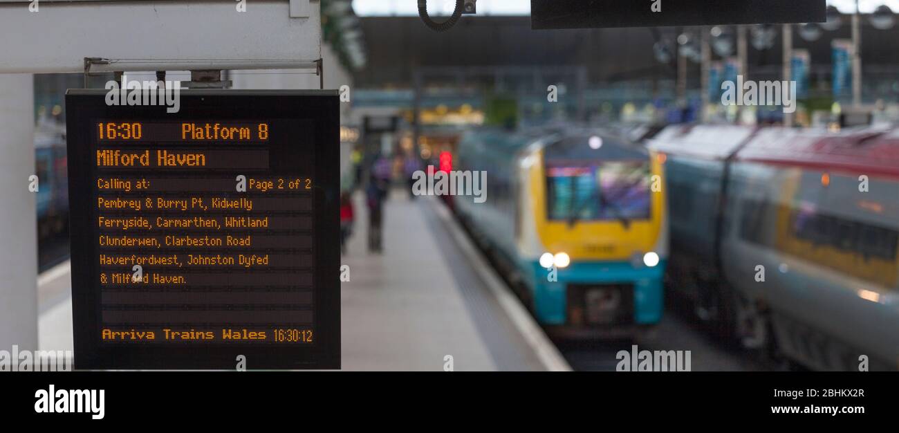 Uk train station display board hi-res stock photography and images - Alamy