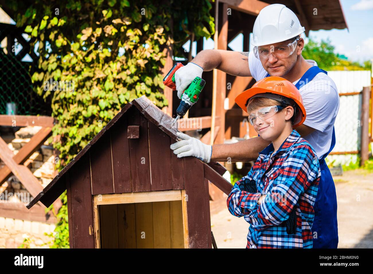 Father And Son Building Tree House Together Stock Photo - Alamy