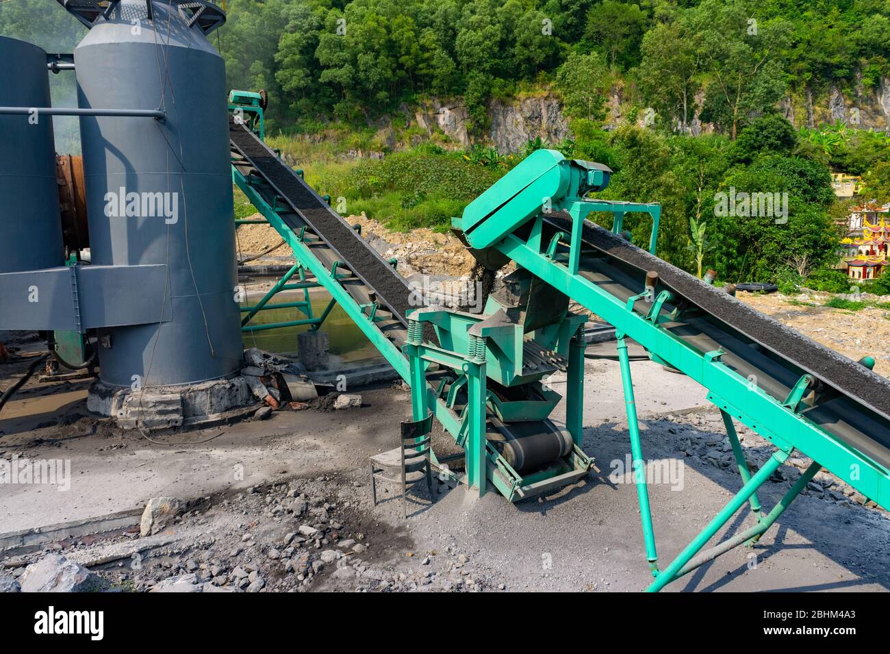 Asphalt Plant tilted feeding conveyor belt. Asphalt hot mix plant ...