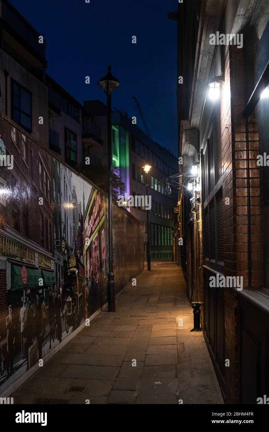 Night street uk urban hi-res stock photography and images - Alamy