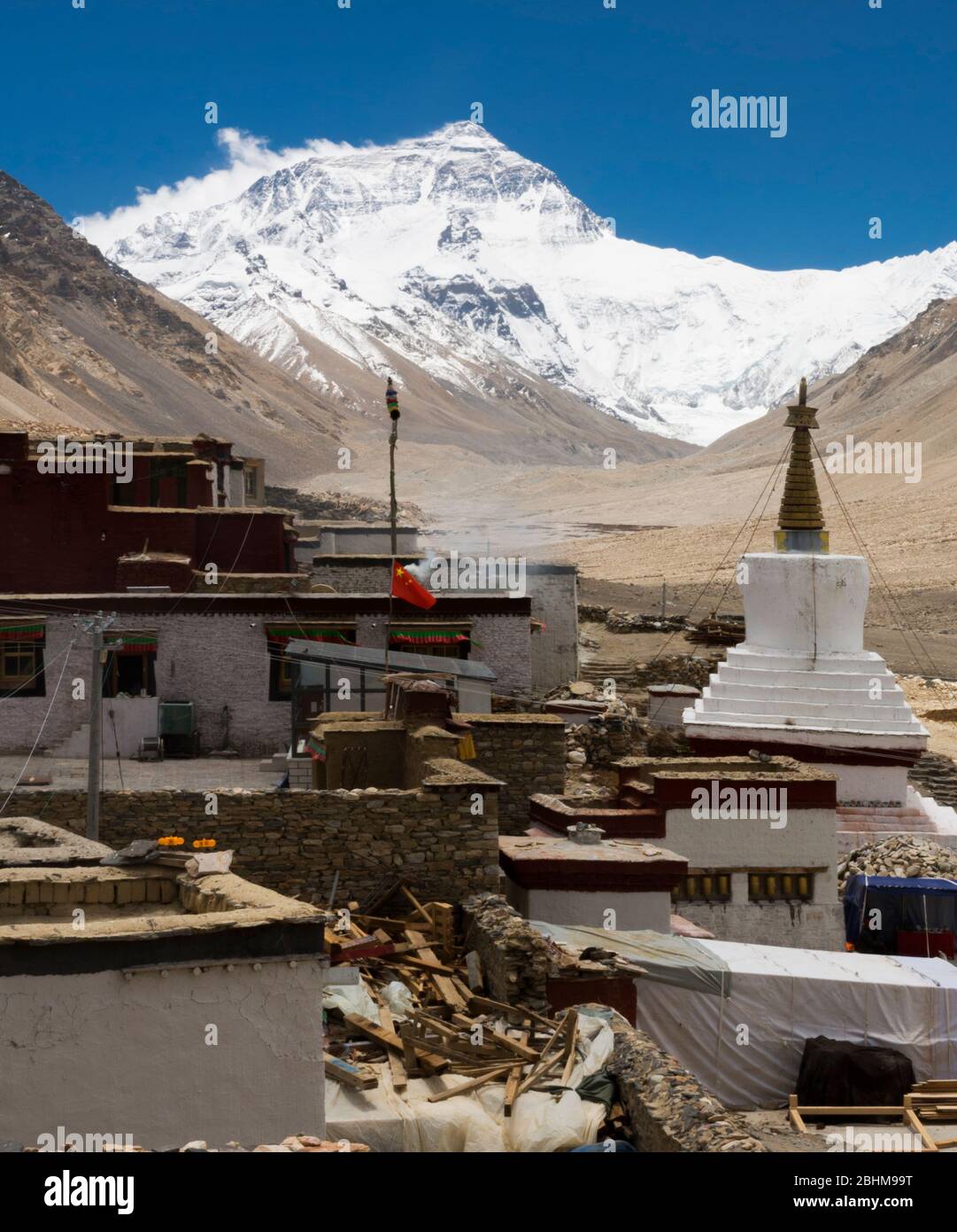 Stupa (Chorten) at the base of Mt Everest, Rongphu Monastery, Tibet ...