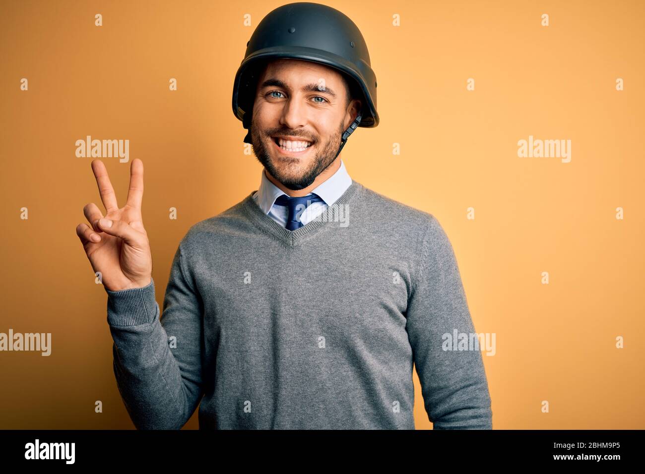Army helmet with peace sign hi-res stock photography and images - Alamy
