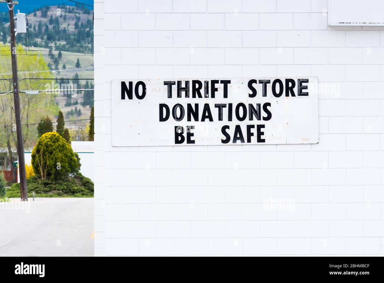 Sign outside thrift store no longer accepting donations due to covid-19 ...