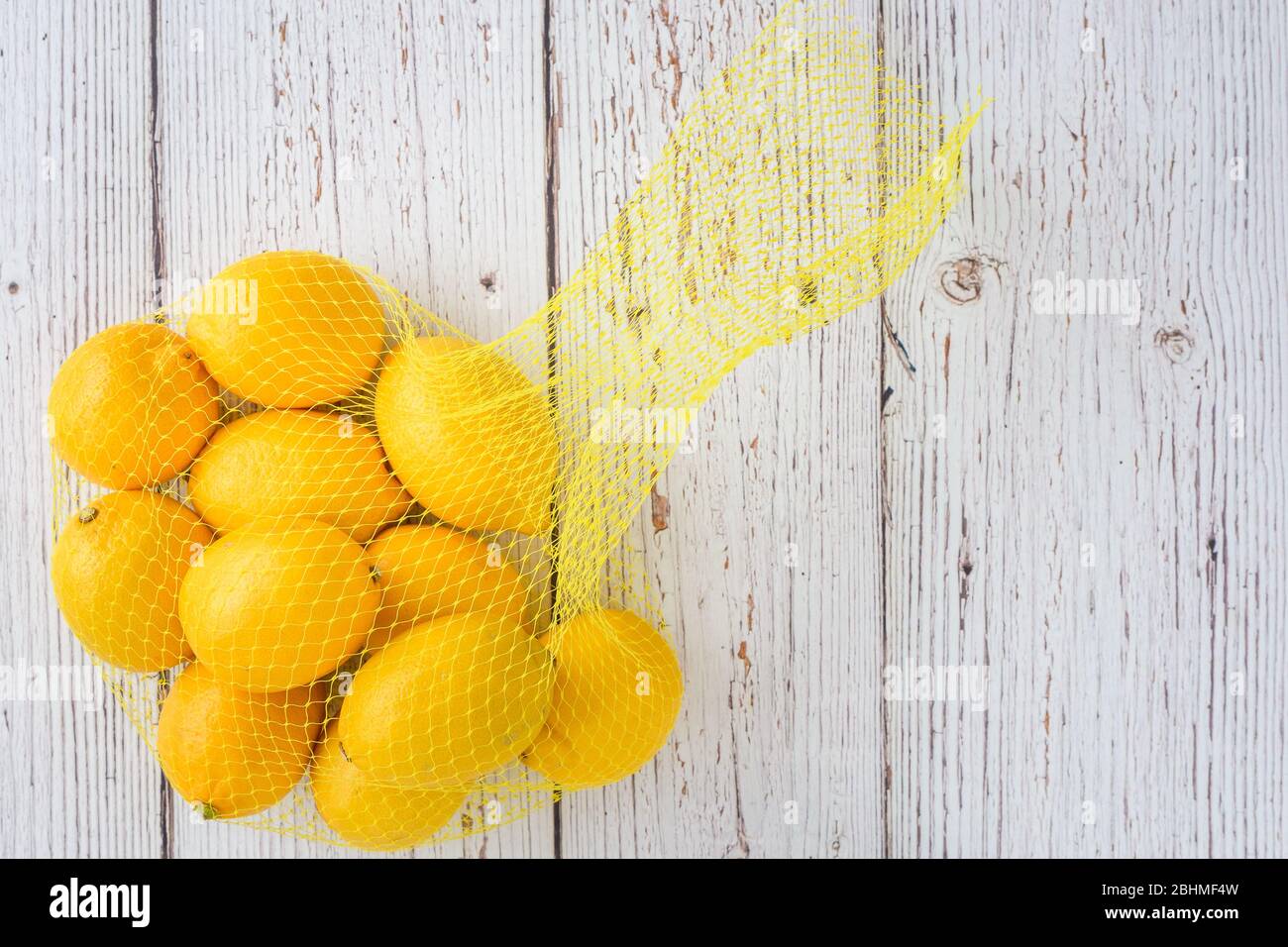 Lemons in yellow mesh hi-res stock photography and images - Alamy