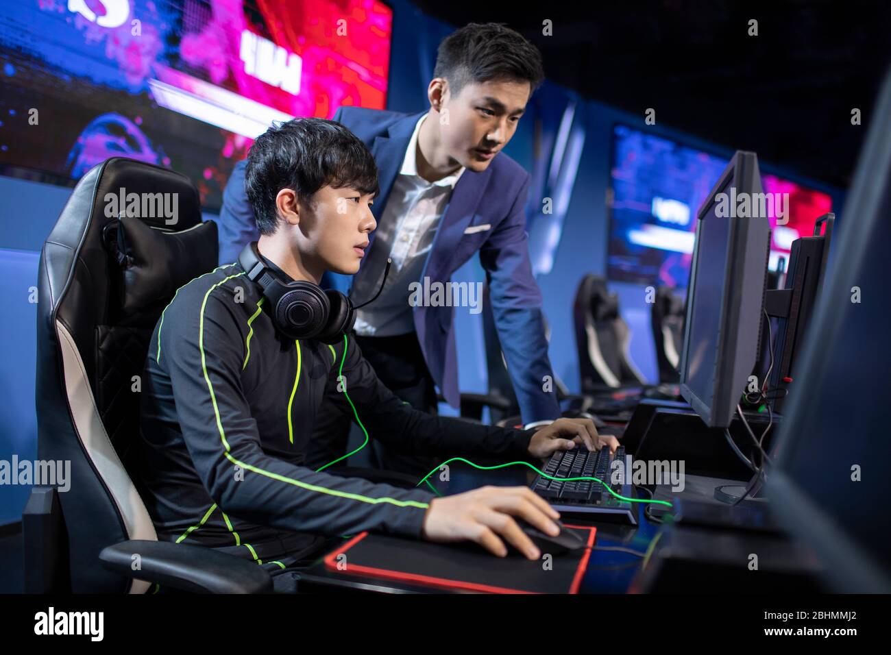 Young Chinese man coaching gamer playing esports Stock Photo - Alamy
