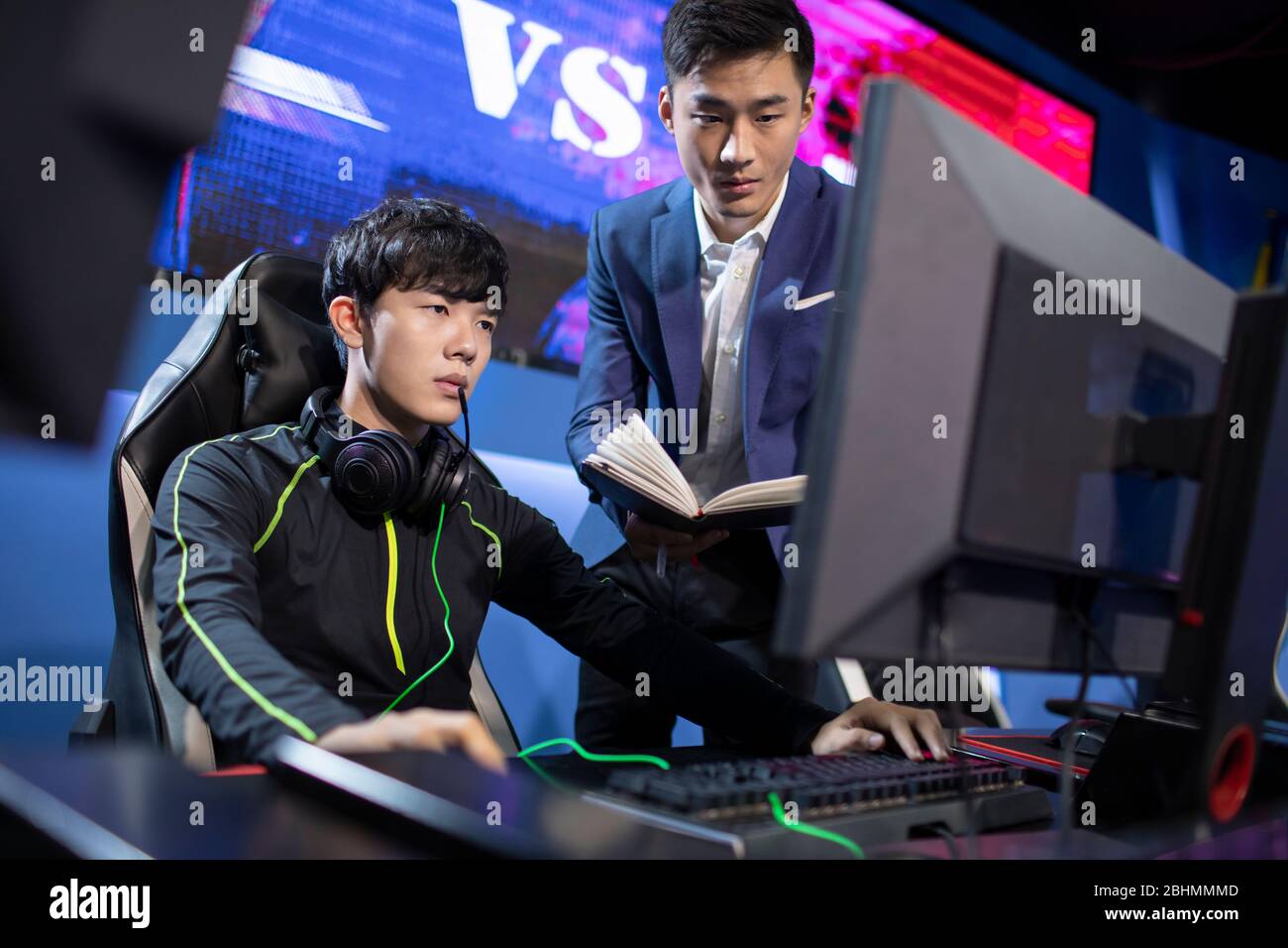 Young Chinese man coaching gamer playing esports Stock Photo - Alamy