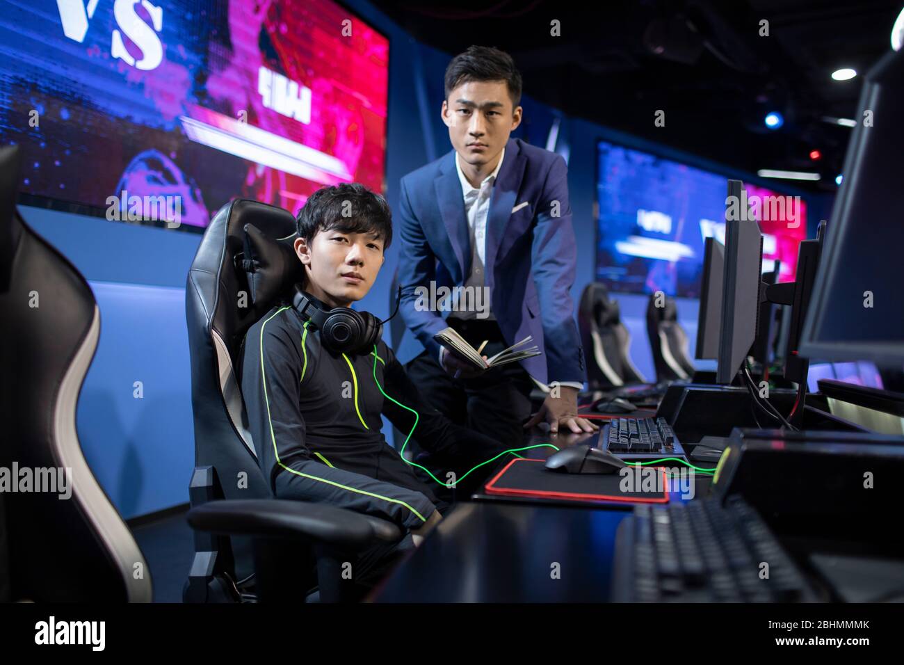 Young Chinese man coaching gamer playing esports Stock Photo - Alamy