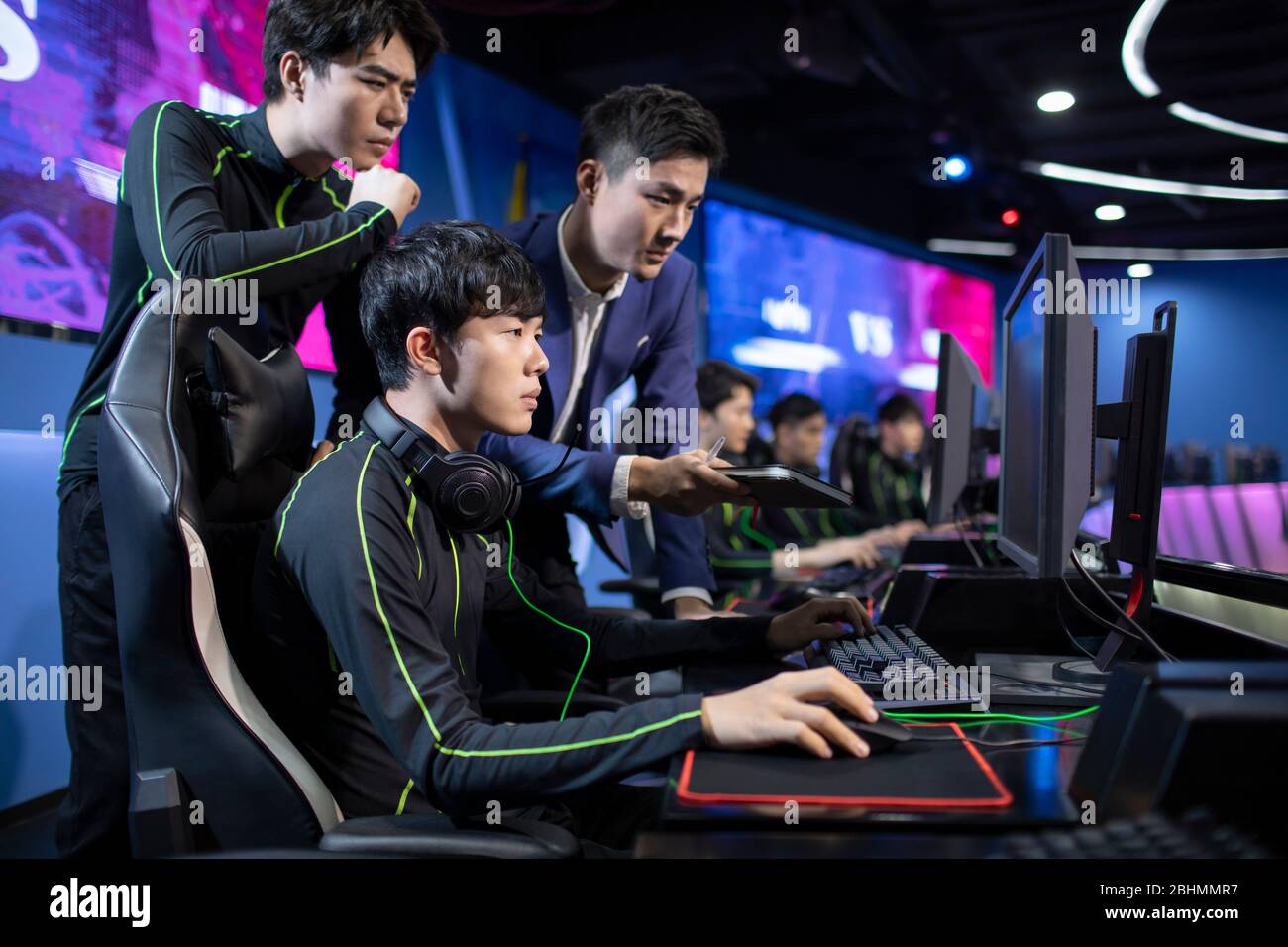 Young Chinese man coaching gamer playing esports Stock Photo - Alamy