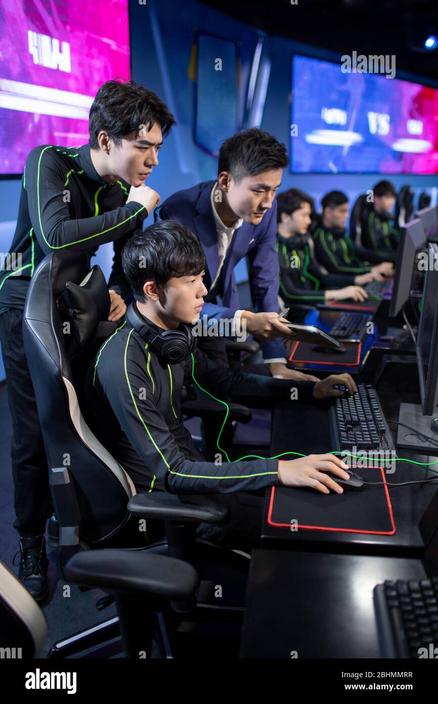Young Chinese man coaching gamer playing esports Stock Photo - Alamy
