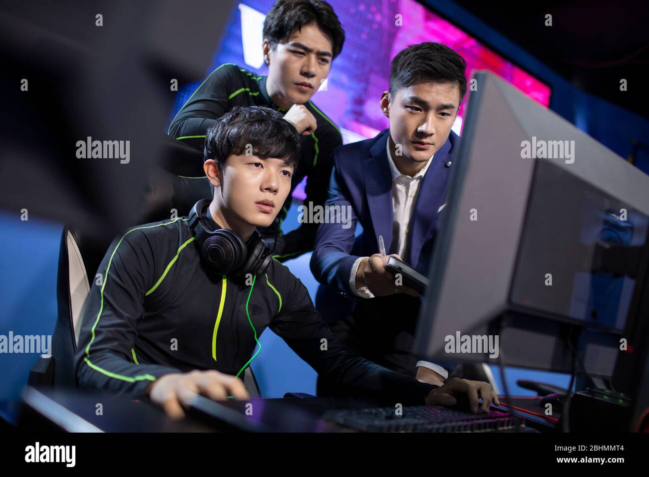 Young Chinese man coaching gamer playing esports Stock Photo - Alamy