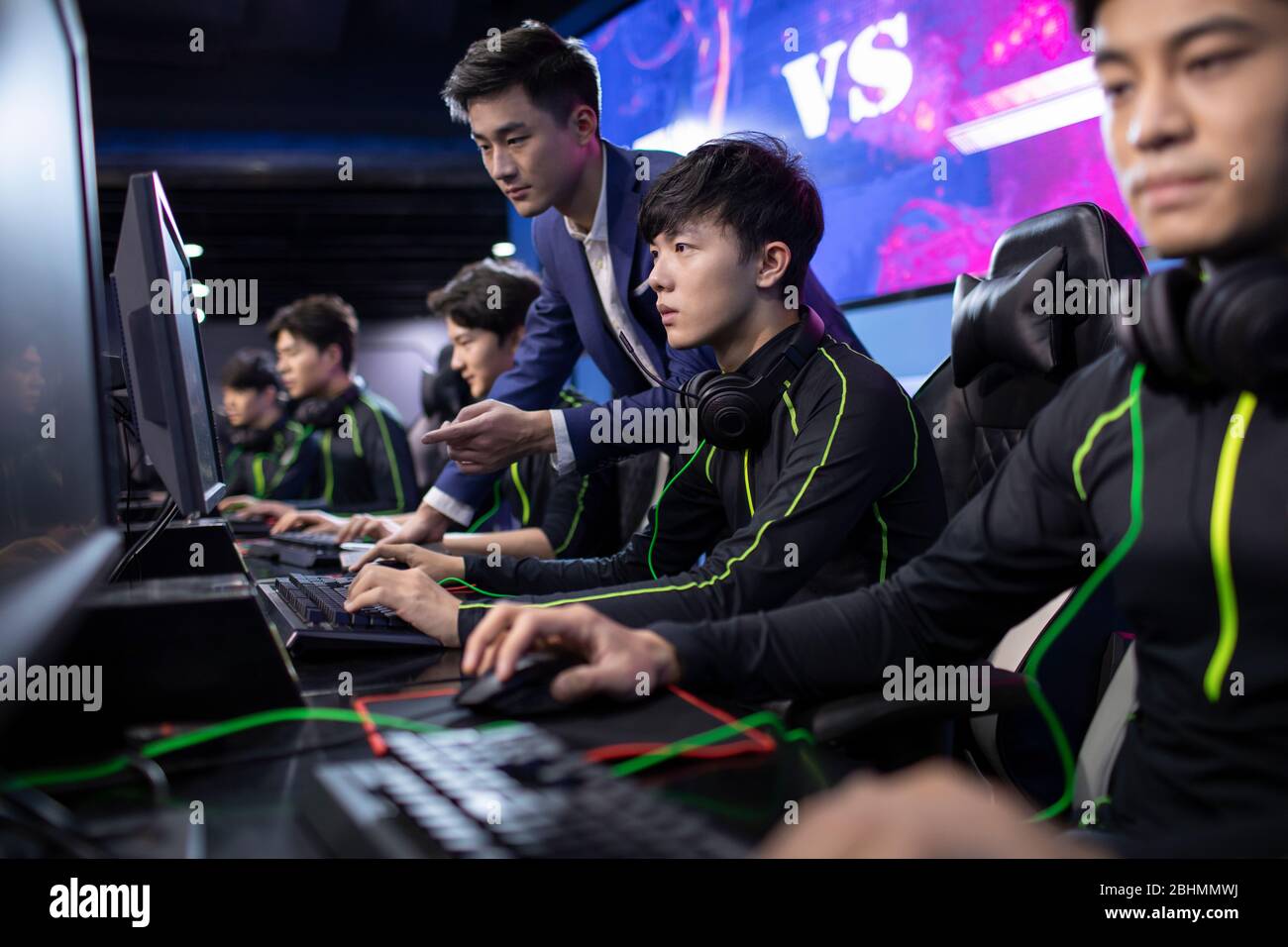 Young Chinese man coaching gamer playing esports Stock Photo - Alamy
