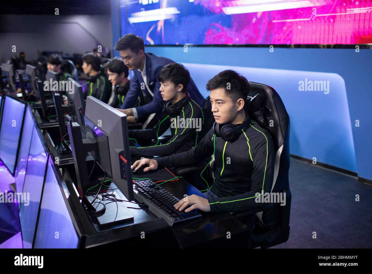 Young Chinese man coaching gamer playing esports Stock Photo - Alamy
