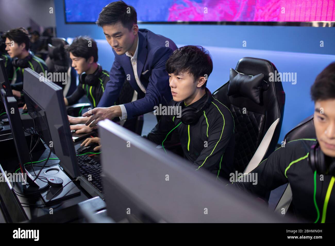 Young Chinese man coaching gamer playing esports Stock Photo - Alamy