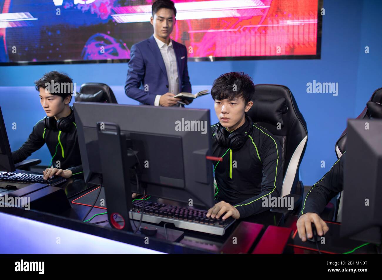 Young Chinese man coaching gamer playing esports Stock Photo - Alamy