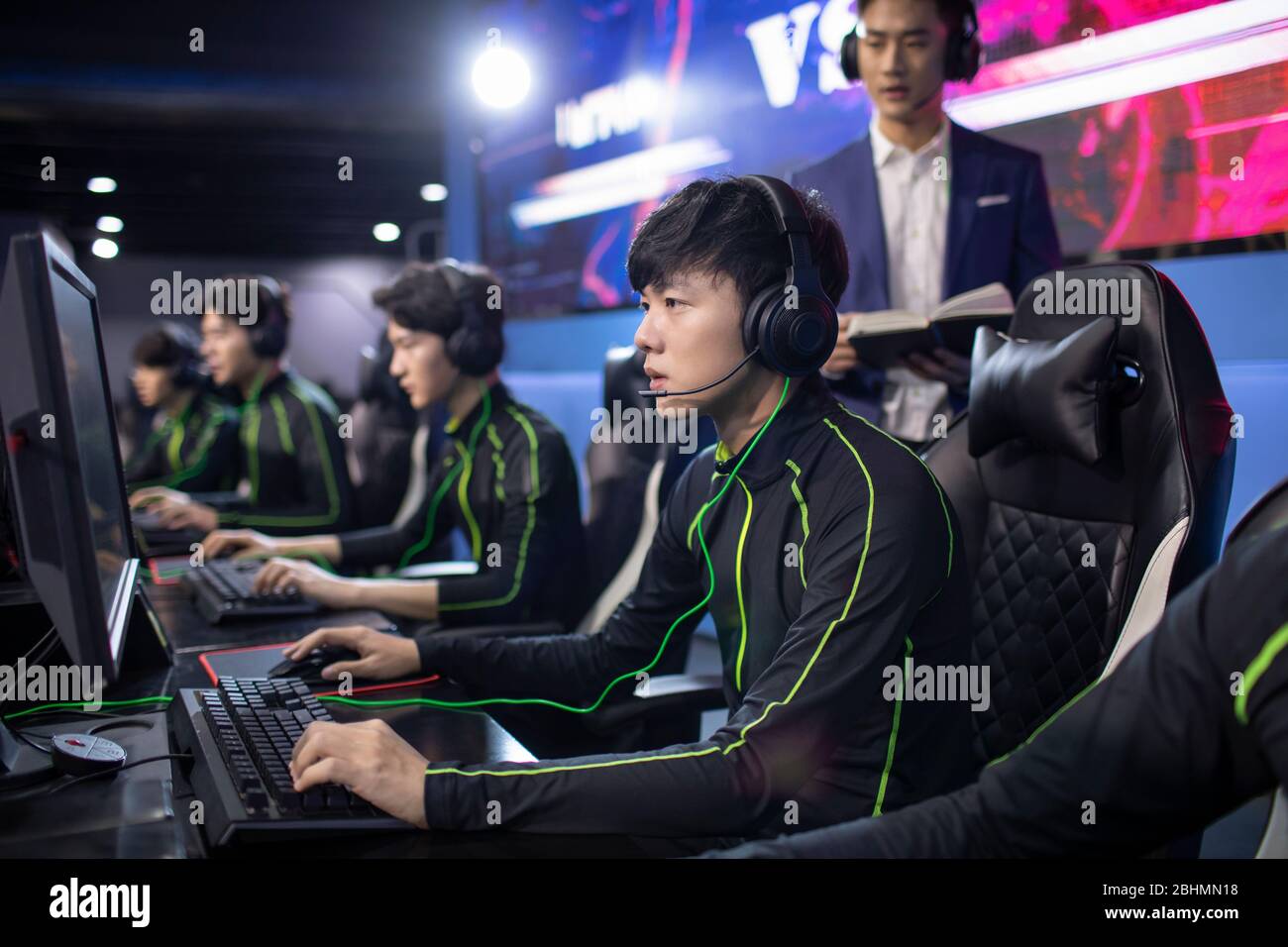 Young Chinese man coaching gamer playing esports Stock Photo - Alamy