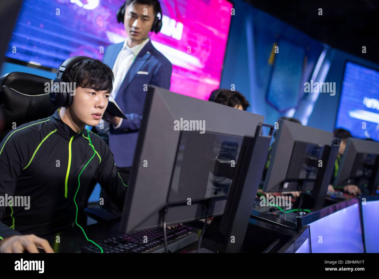 Young Chinese man coaching gamer playing esports Stock Photo - Alamy