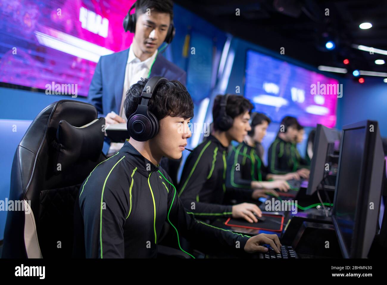 Young Chinese man coaching gamer playing esports Stock Photo - Alamy