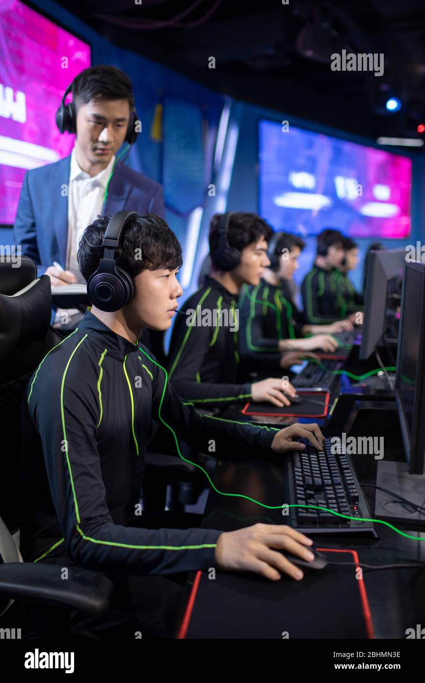 Young Chinese man coaching gamer playing esports Stock Photo - Alamy