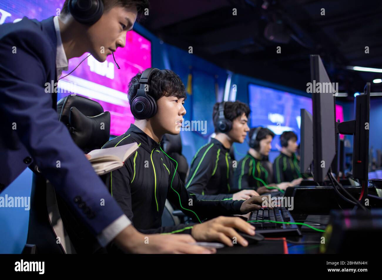 Young Chinese man coaching gamer playing esports Stock Photo - Alamy