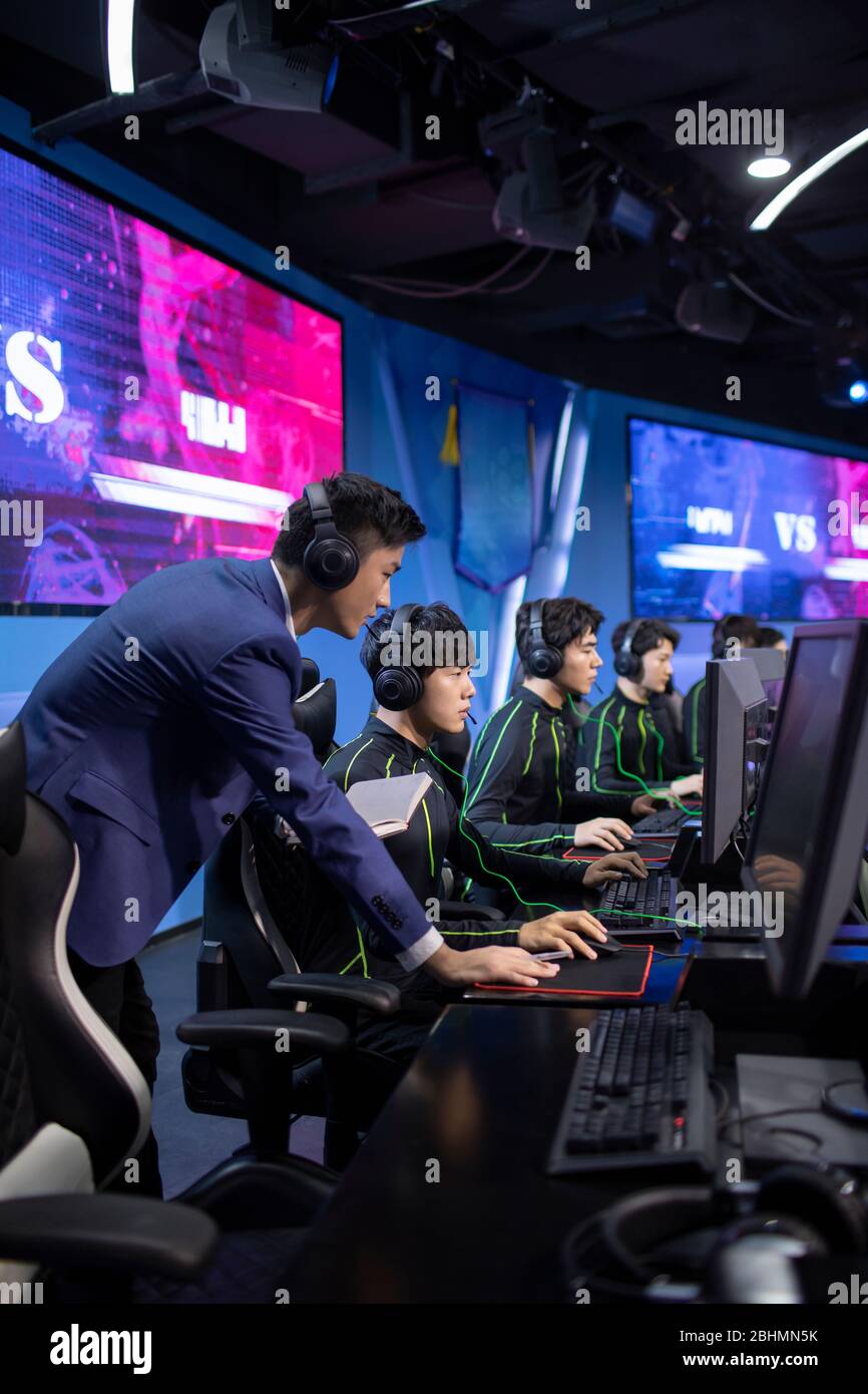 Young Chinese man coaching gamer playing esports Stock Photo - Alamy