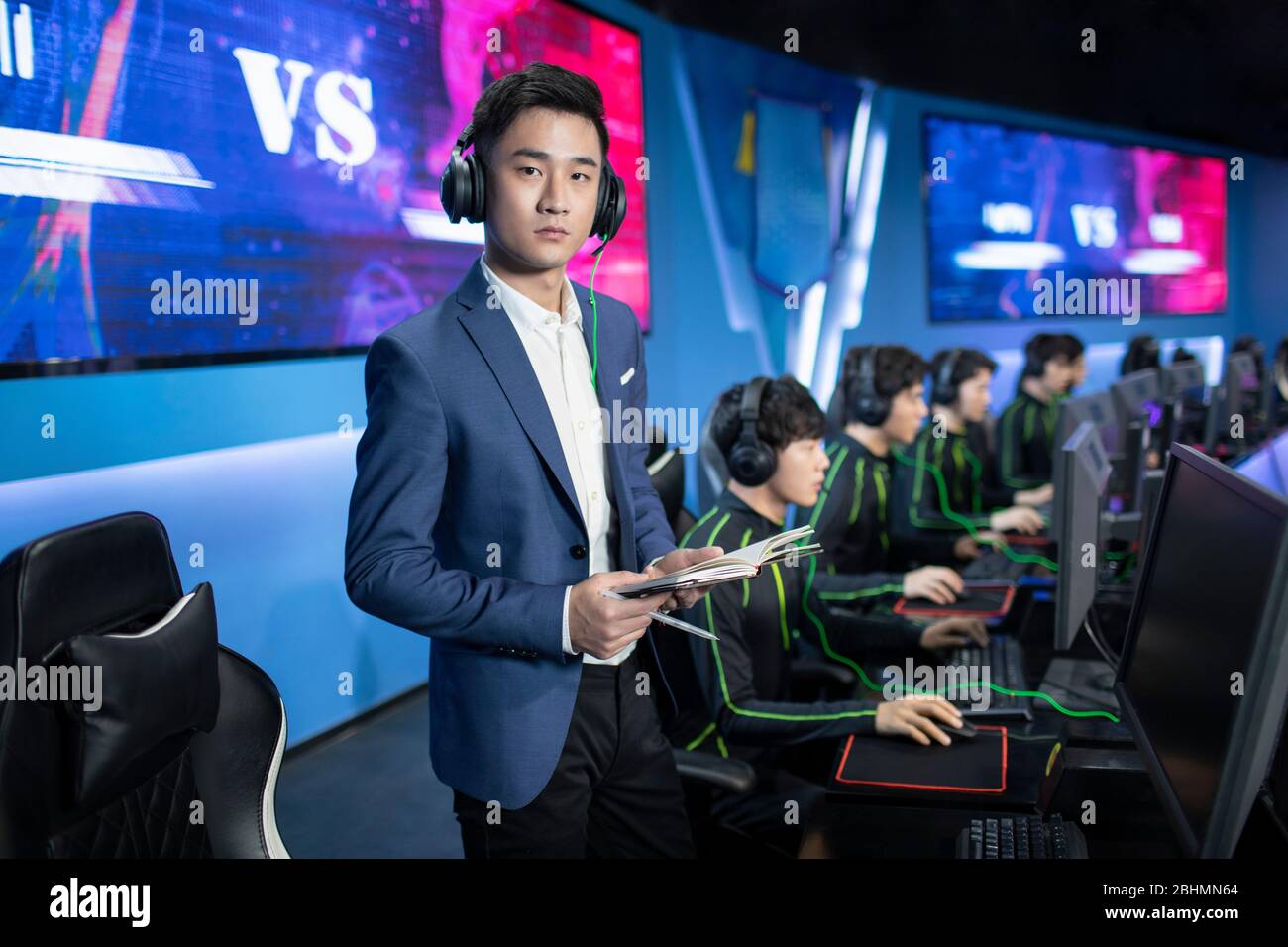 Young Chinese man coaching gamer playing esports Stock Photo - Alamy