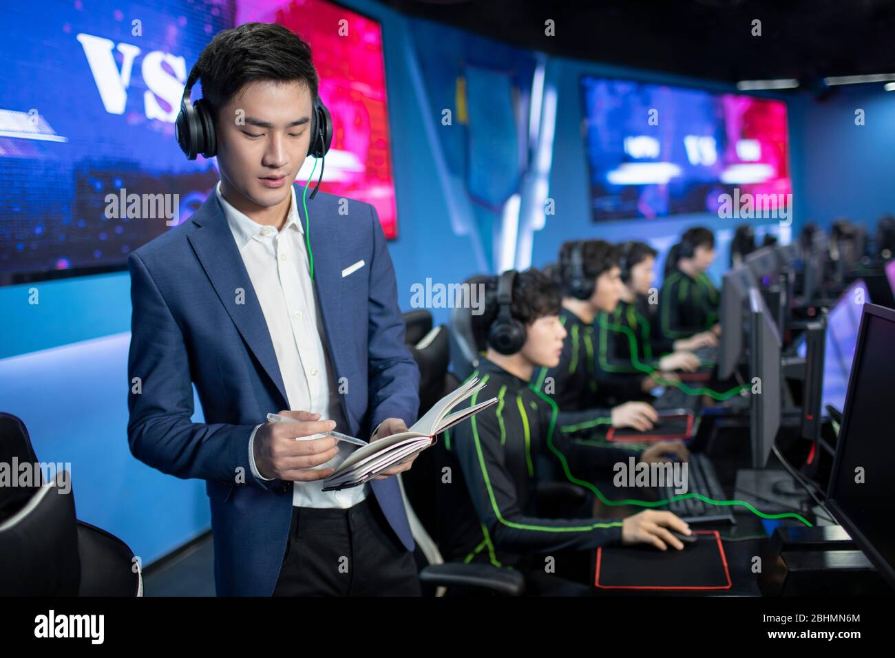Young Chinese man coaching gamer playing esports Stock Photo - Alamy