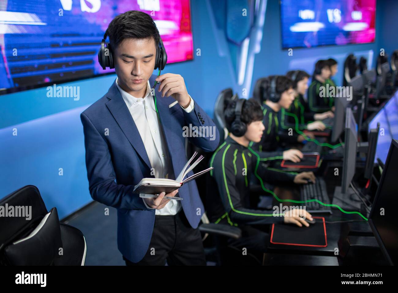 Young Chinese man coaching gamer playing esports Stock Photo - Alamy