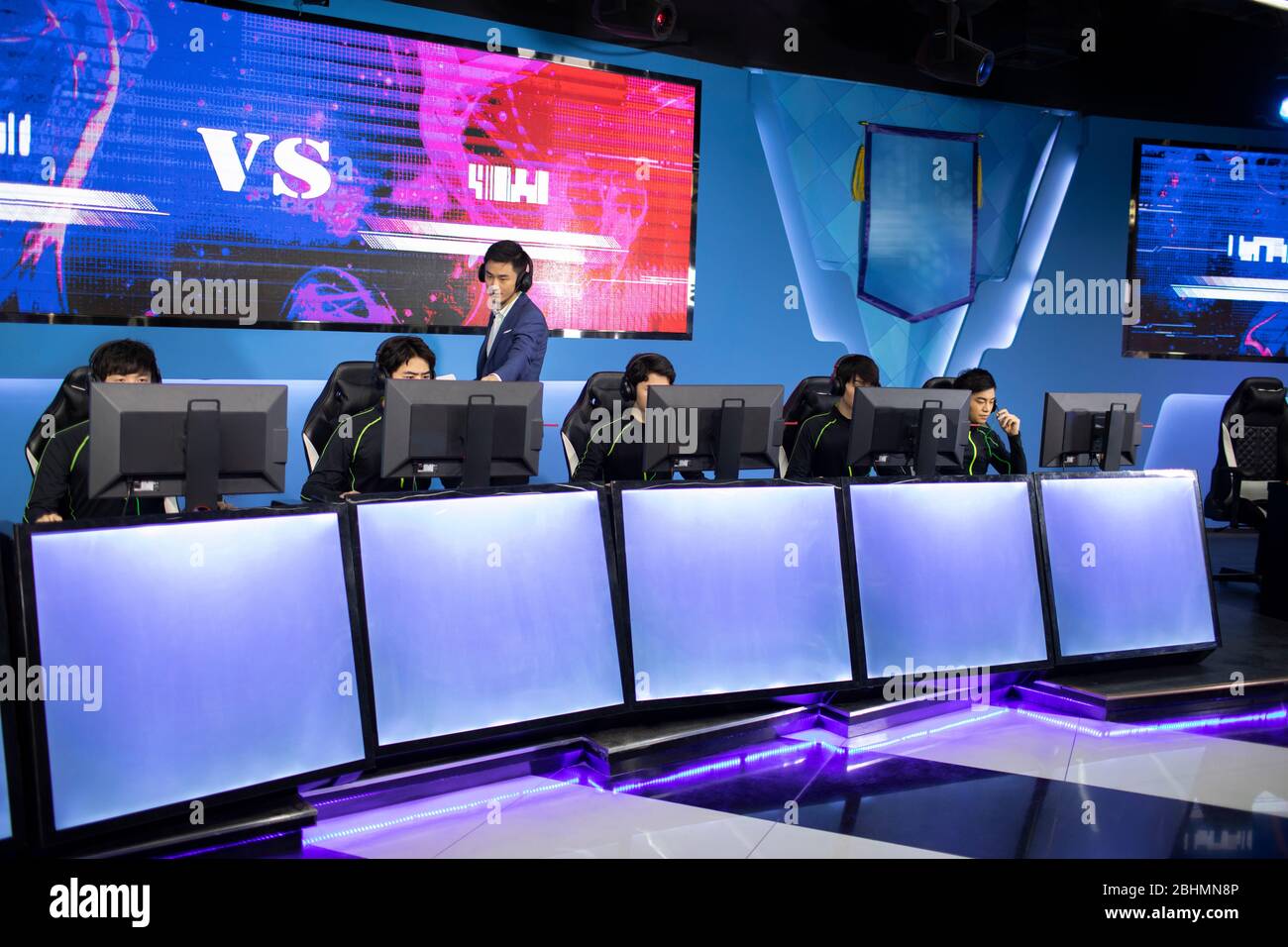 Young Chinese man coaching gamer playing esports Stock Photo - Alamy