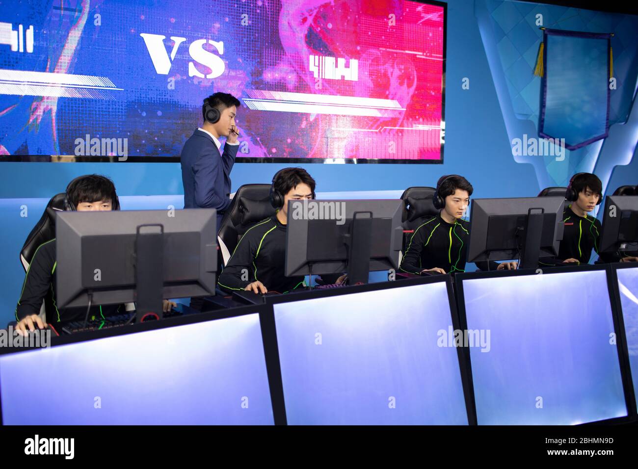 Young Chinese man coaching gamer playing esports Stock Photo - Alamy
