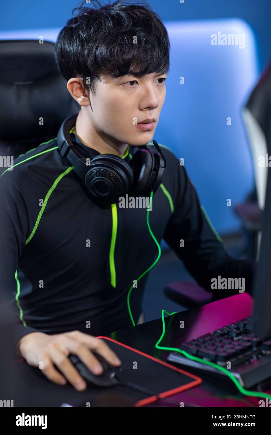 Young Chinese man playing esports Stock Photo - Alamy