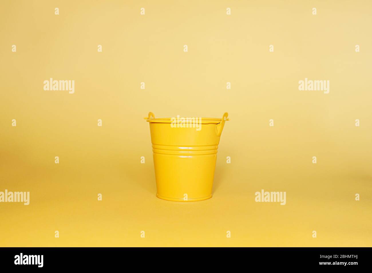 Monochrome yellow all one colour hi-res stock photography and images ...