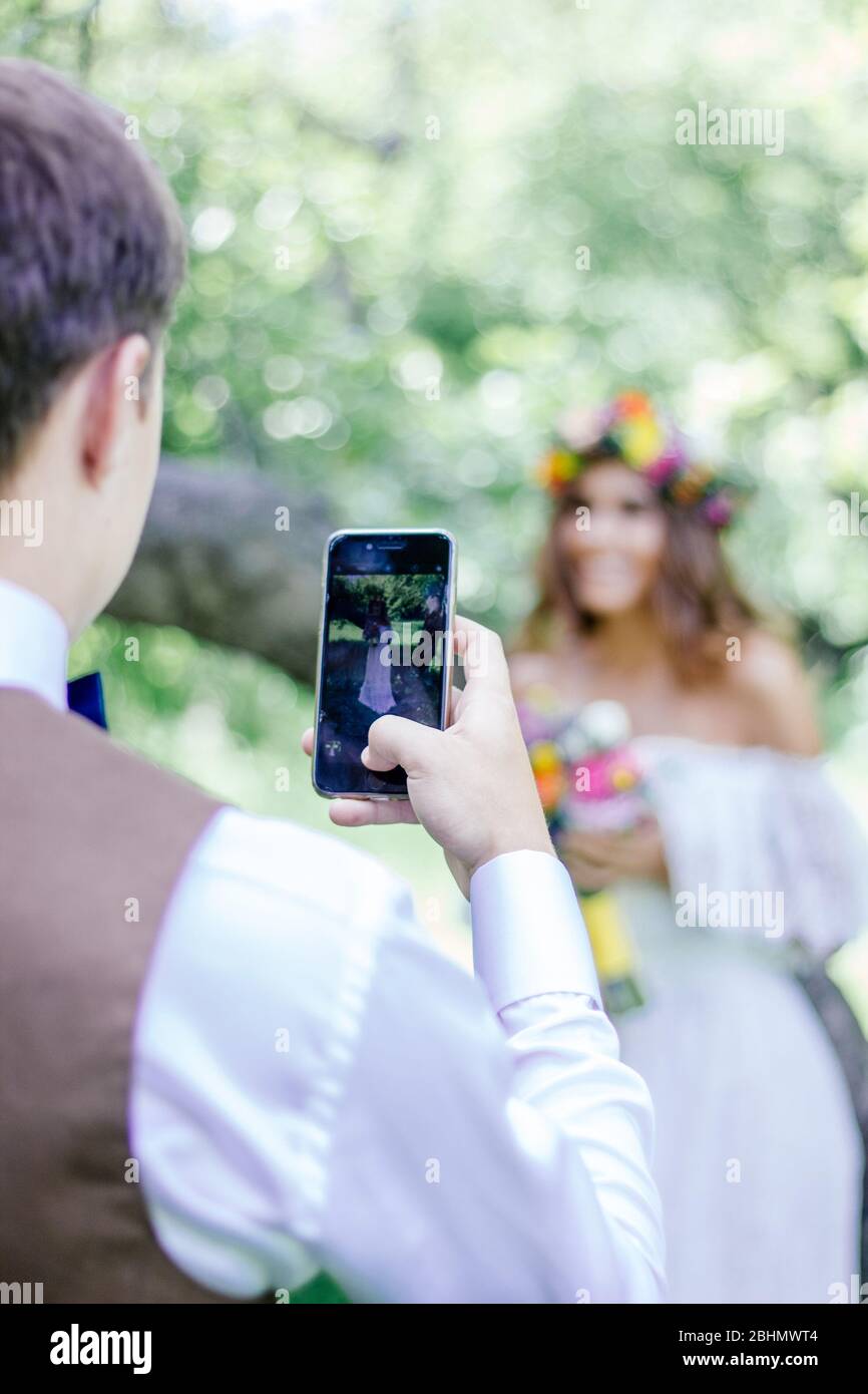 Mobile phone wedding bride photographer hi-res stock photography and ...