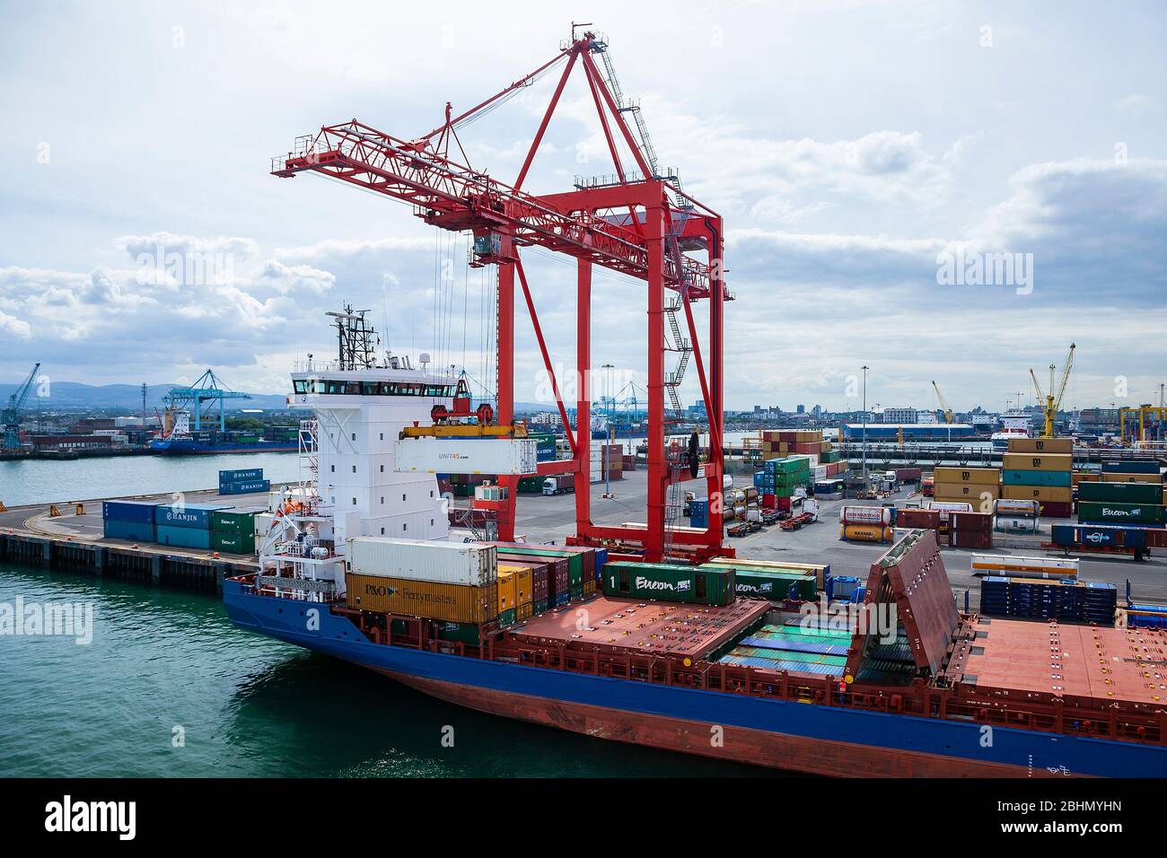 Cranes and containers at Dublin Docks Stock Photo - Alamy
