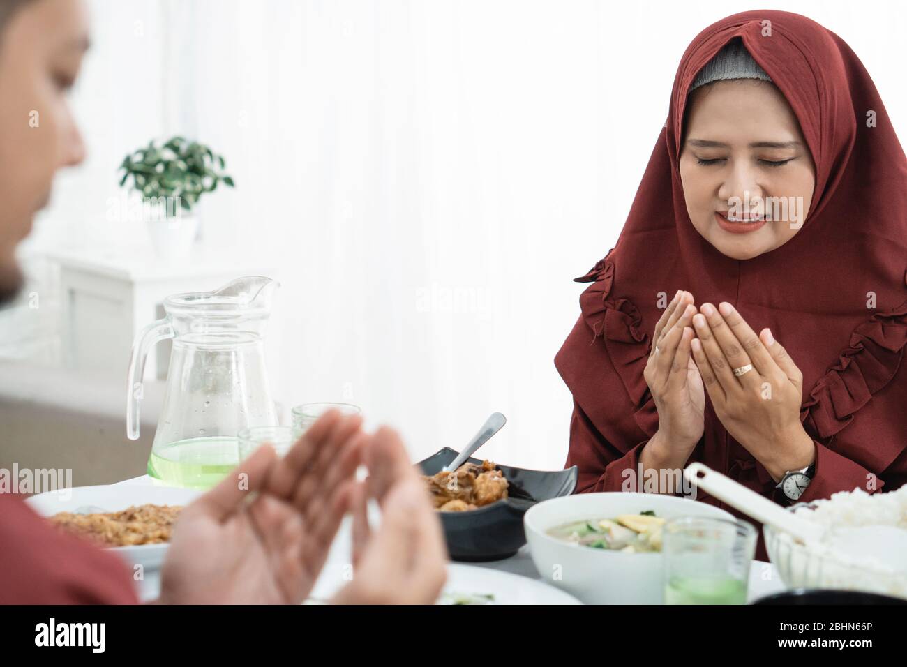 Asian family sit pray hi-res stock photography and images - Alamy
