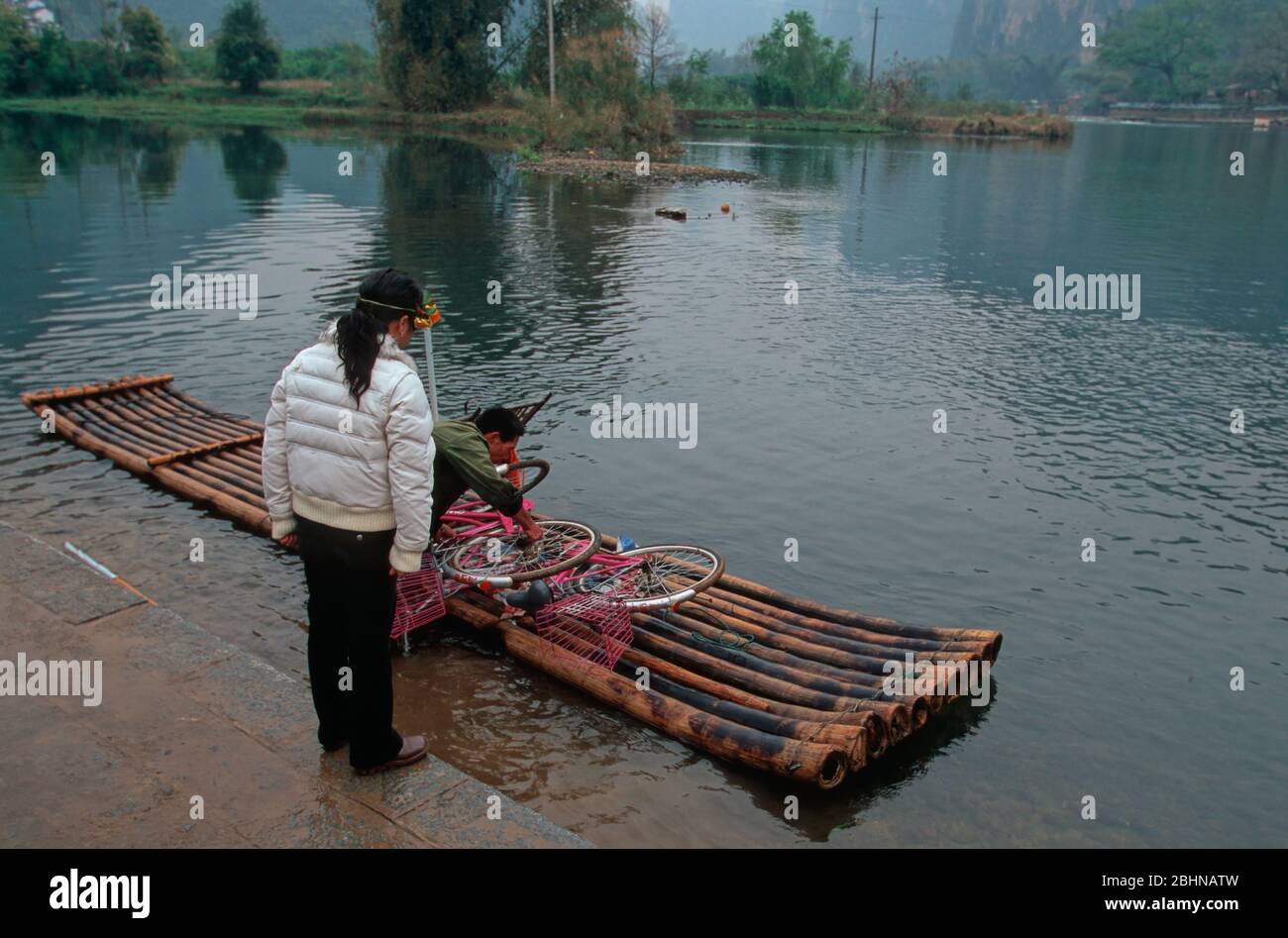 CHINA, YANGSHUO (GUANGXI), YULONG RIVER TRANSPORTATION WITH BAMBOO ...